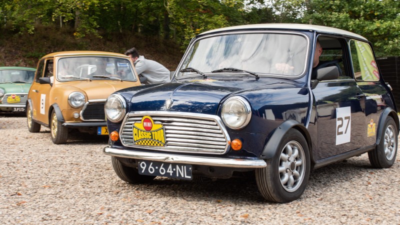 Klassieke rally in een Mini Cooper met teamopdrachten onderweg